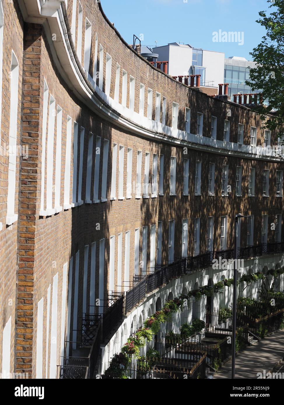 An elegant curved Georgian terrace of houses in London Stock Photo - Alamy