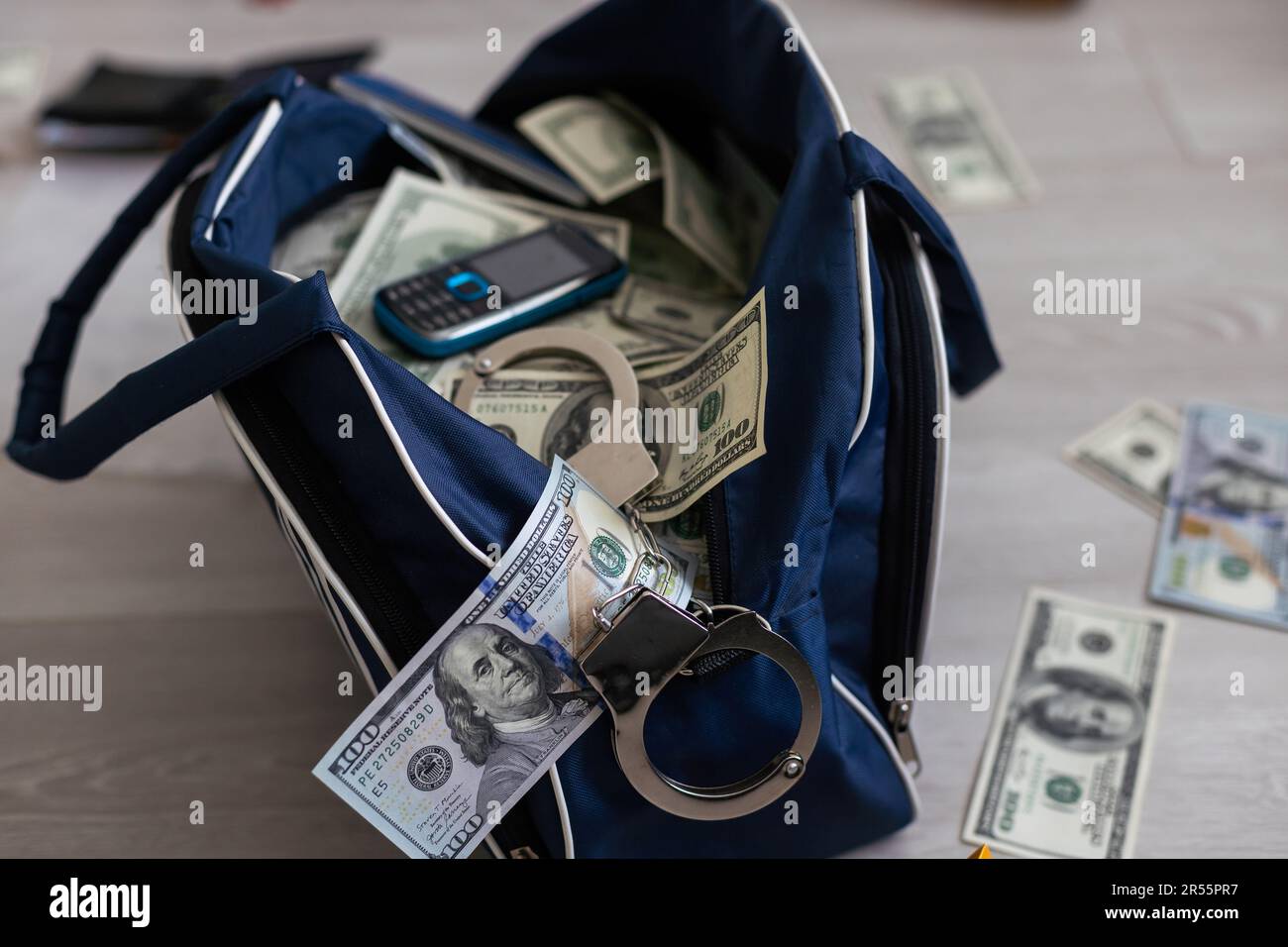 Briefcase full 100 dollar bills hi-res stock photography and images - Alamy