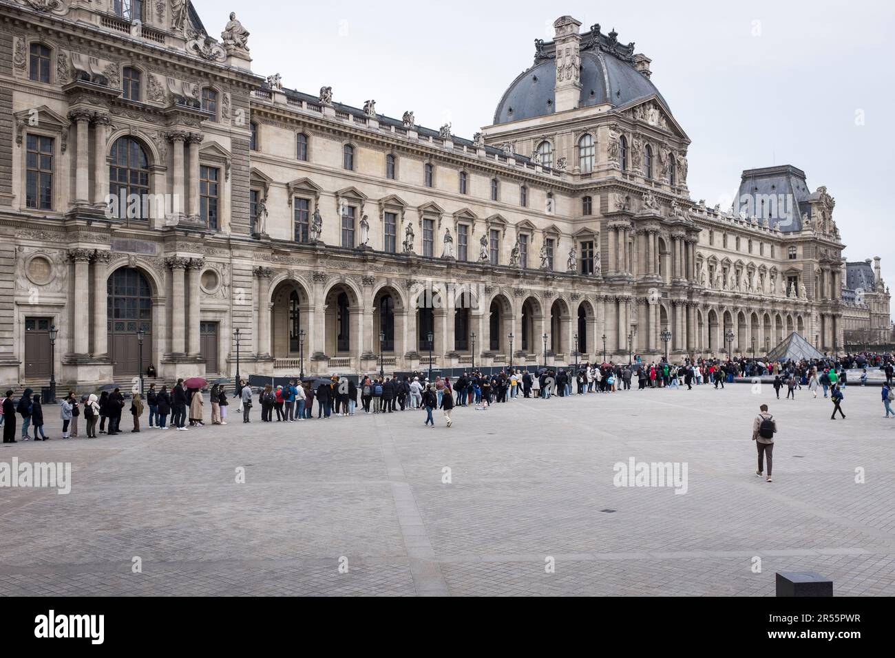 Long lines of visitors in the courtyard of the elegant Palais Royale ...