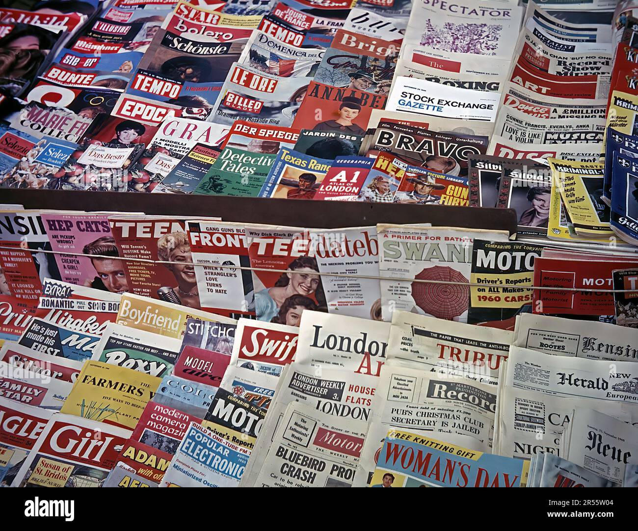 News weeklies hi-res stock photography and images - Alamy