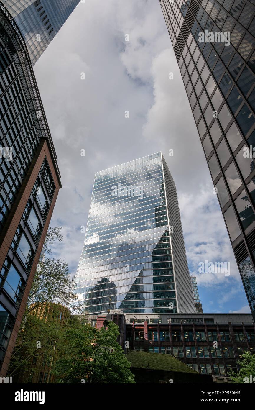 London, UK: The tall building of 100 Bishopsgate seen from Undershaft ...