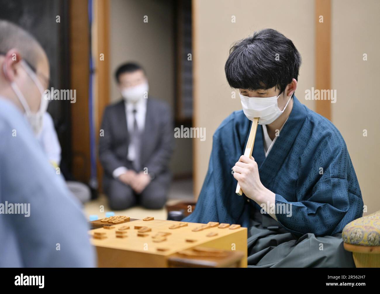 Shogi prodigy Sota Fujii (R) reviews Game 5 of the best-of-seven Meijin ...