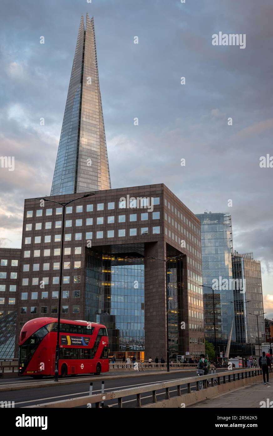 London, UK: The square office building of No 1 London Bridge with The ...