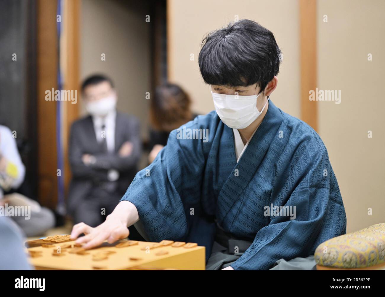 Shogi prodigy Sota Fujii (R) reviews Game 5 of the best-of-seven Meijin ...