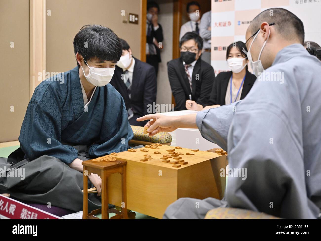 Shogi prodigy Sota Fujii (L) reviews Game 5 of the best-of-seven Meijin ...