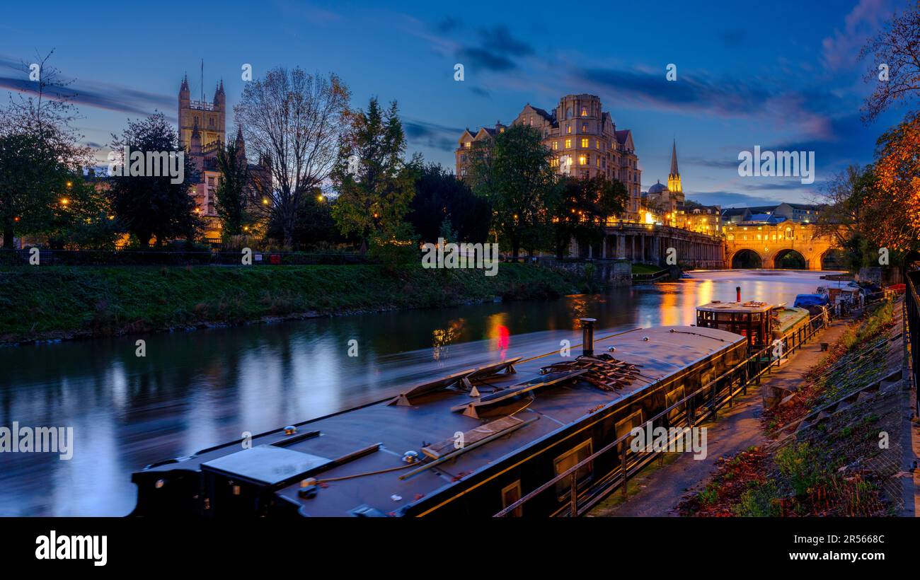 Bath, UK -November 4, 2022: Night view of Pulteney Bridge and the ...
