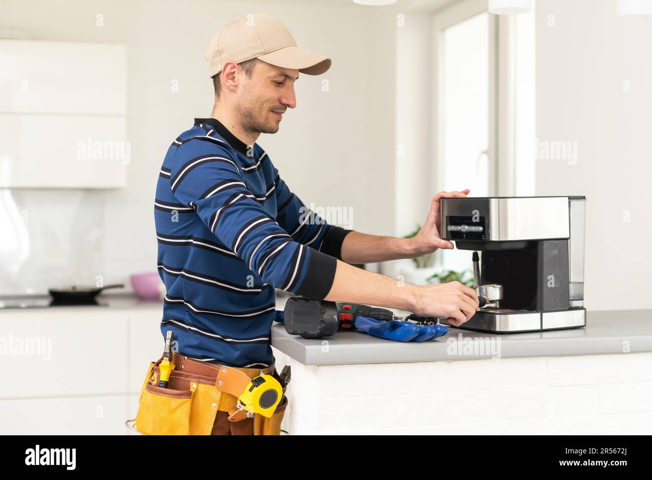 Male repairman coffee machine hi-res stock photography and images - Alamy
