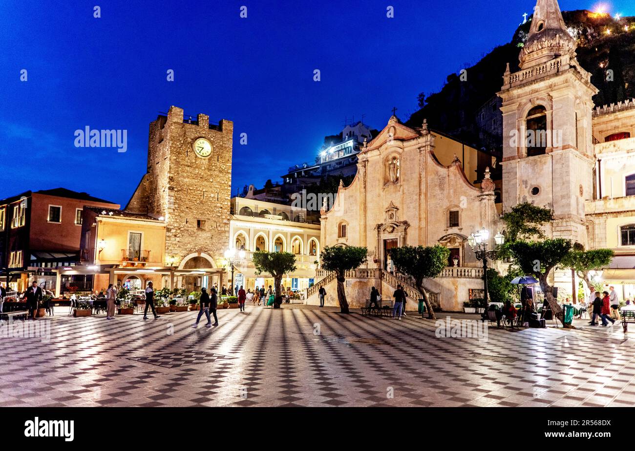 Central Taormina At Night Sicily Stock Photo - Alamy