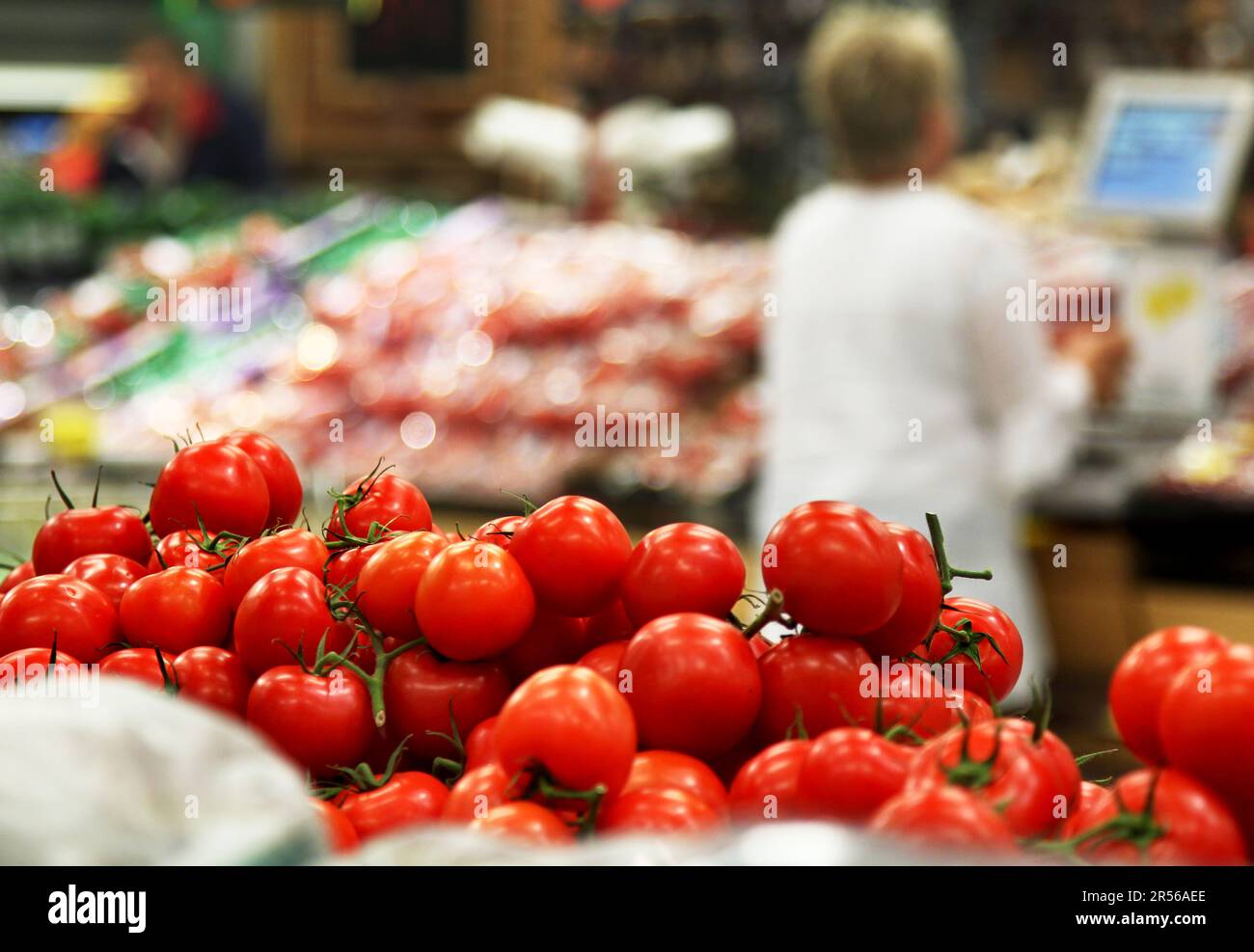 Fresh vegetables, tomatoes, in a grocery store Stock Photo - Alamy