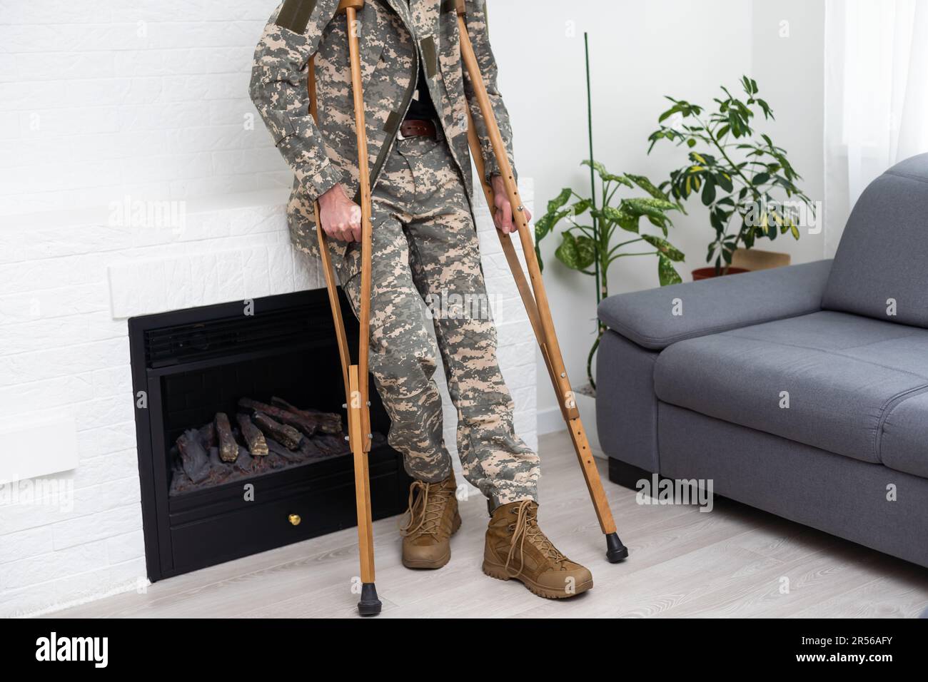 Army soldier uniform standing injured hi-res stock photography and ...
