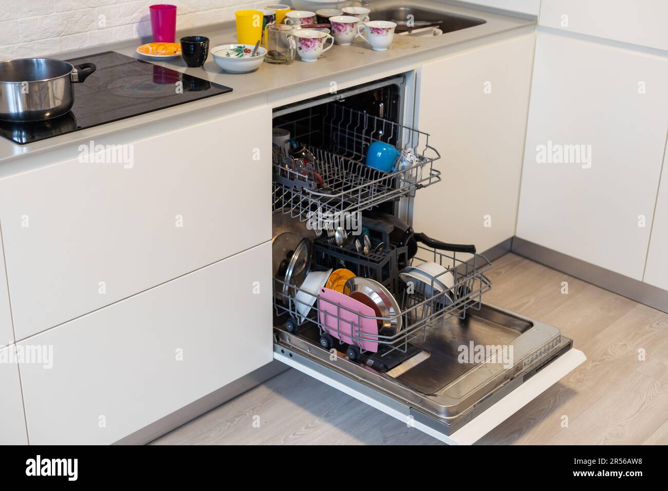 Open dishwashers hi-res stock photography and images - Alamy