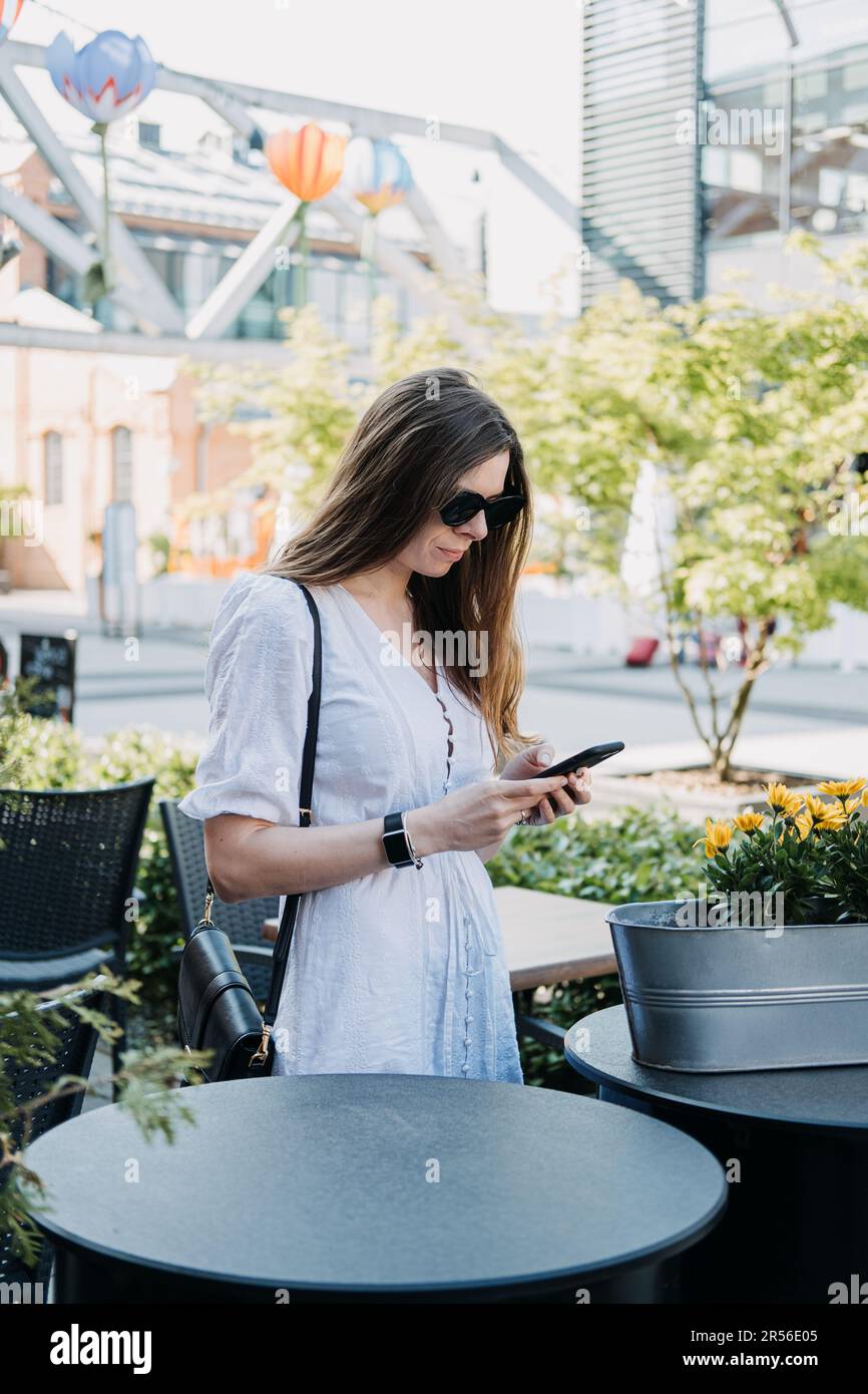 FOMO, Fear of missing out, social anxiety, stay continually connected ...