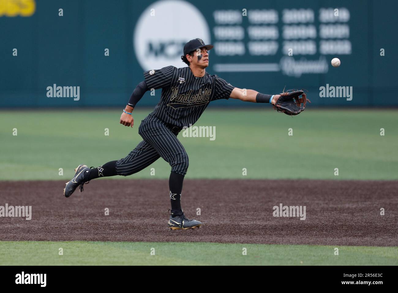 Vanderbilt Commodores third baseman Davis Diaz (11) on defense against ...