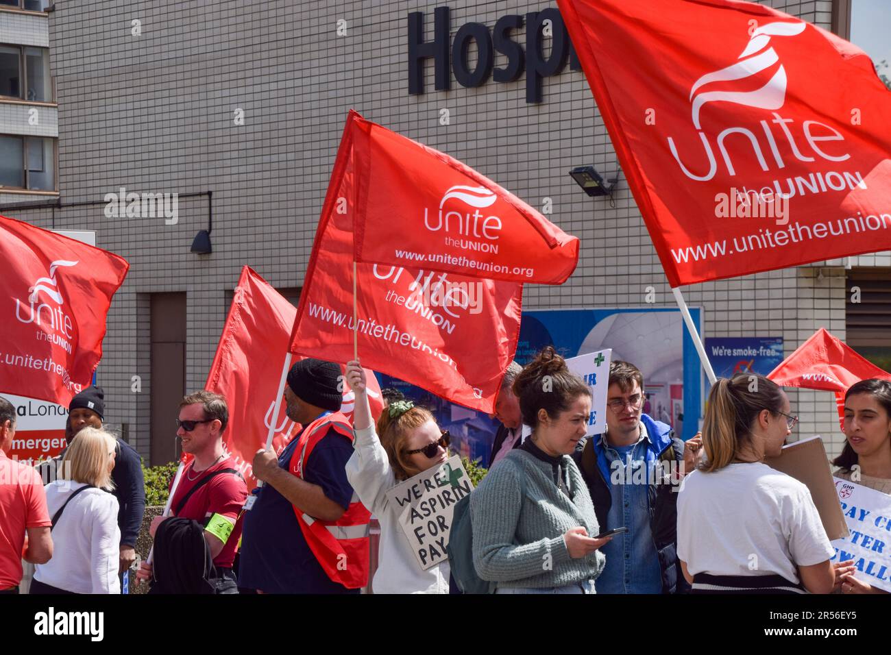 London, UK. 1st June 2023. Unite picket outside St Thomas' Hospital as ...