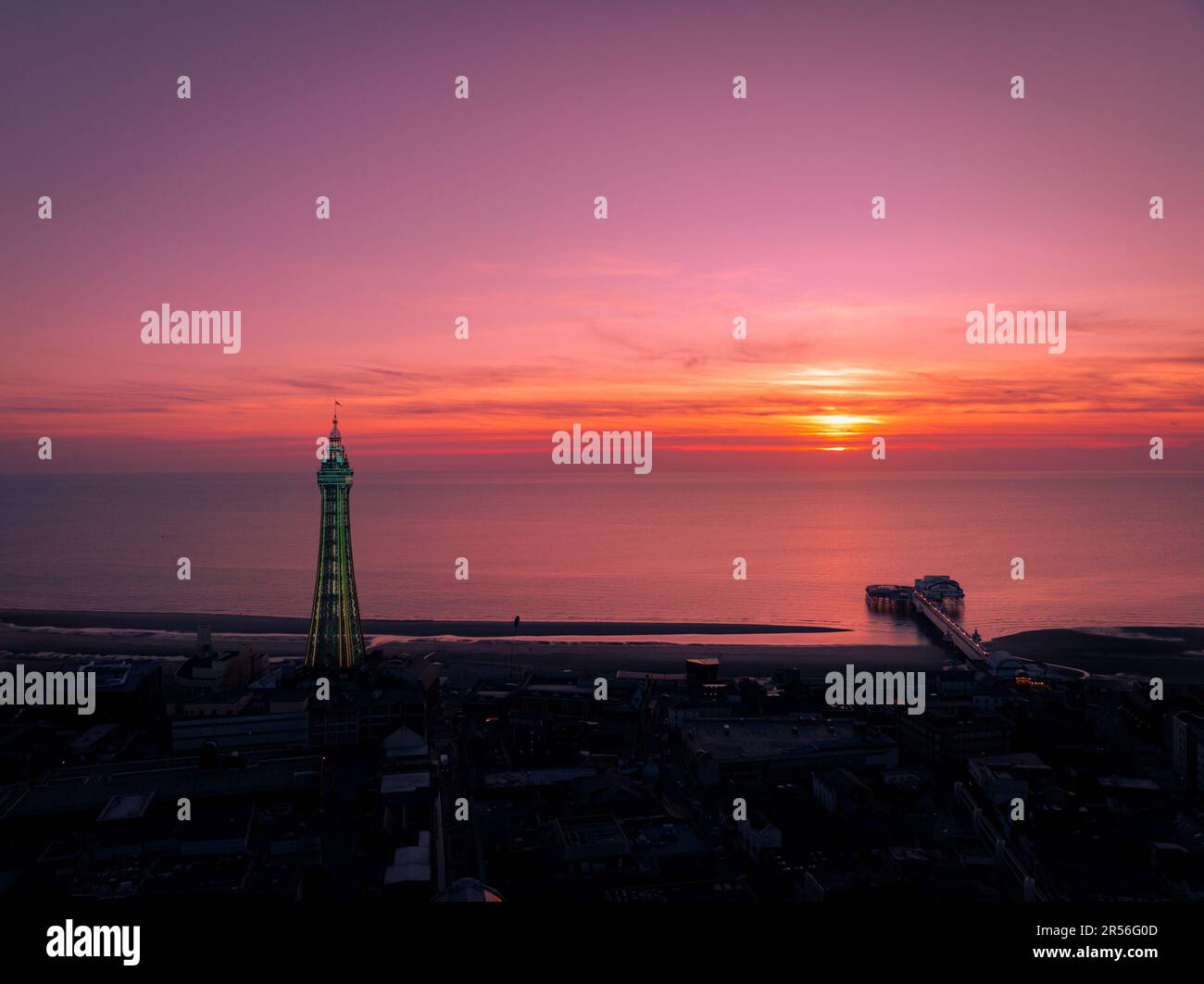 Pink sky and sunset at Blackpool Stock Photo - Alamy