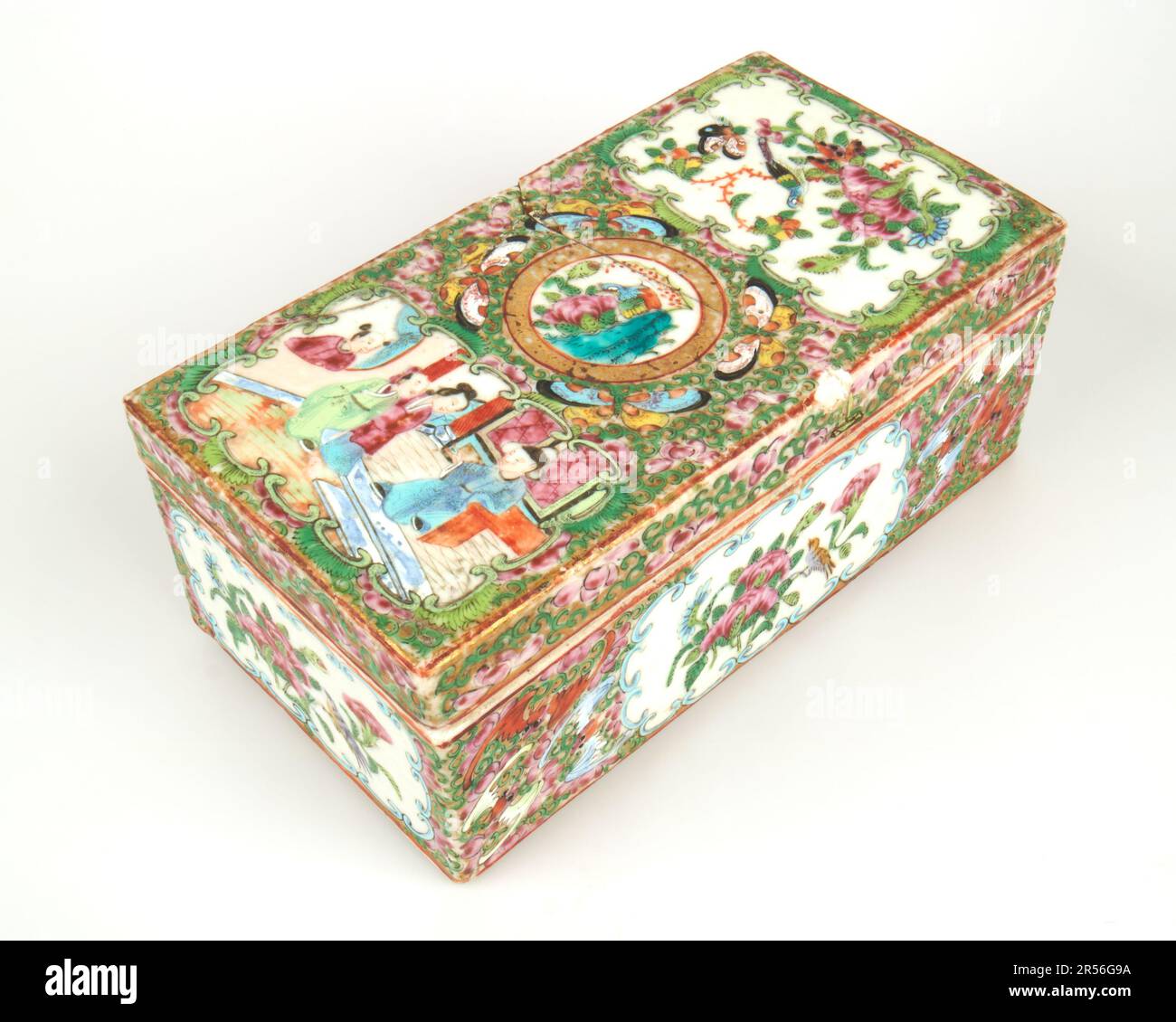 Antique 19thc. Chinese Canton Famille Rose porcelain box & cover. Bats ...