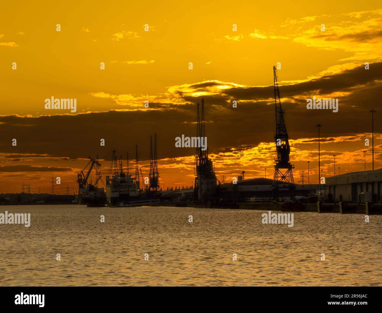 Setting sun over Western Docks, Southampton, England Stock Photo - Alamy