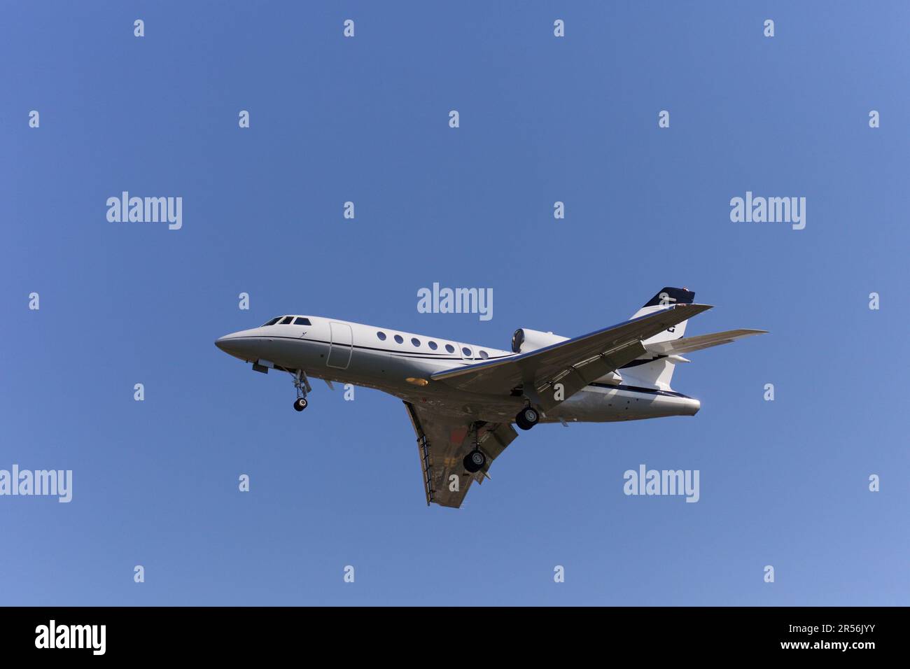 Landing at Pearson Airport, Runway 23 Stock Photo - Alamy