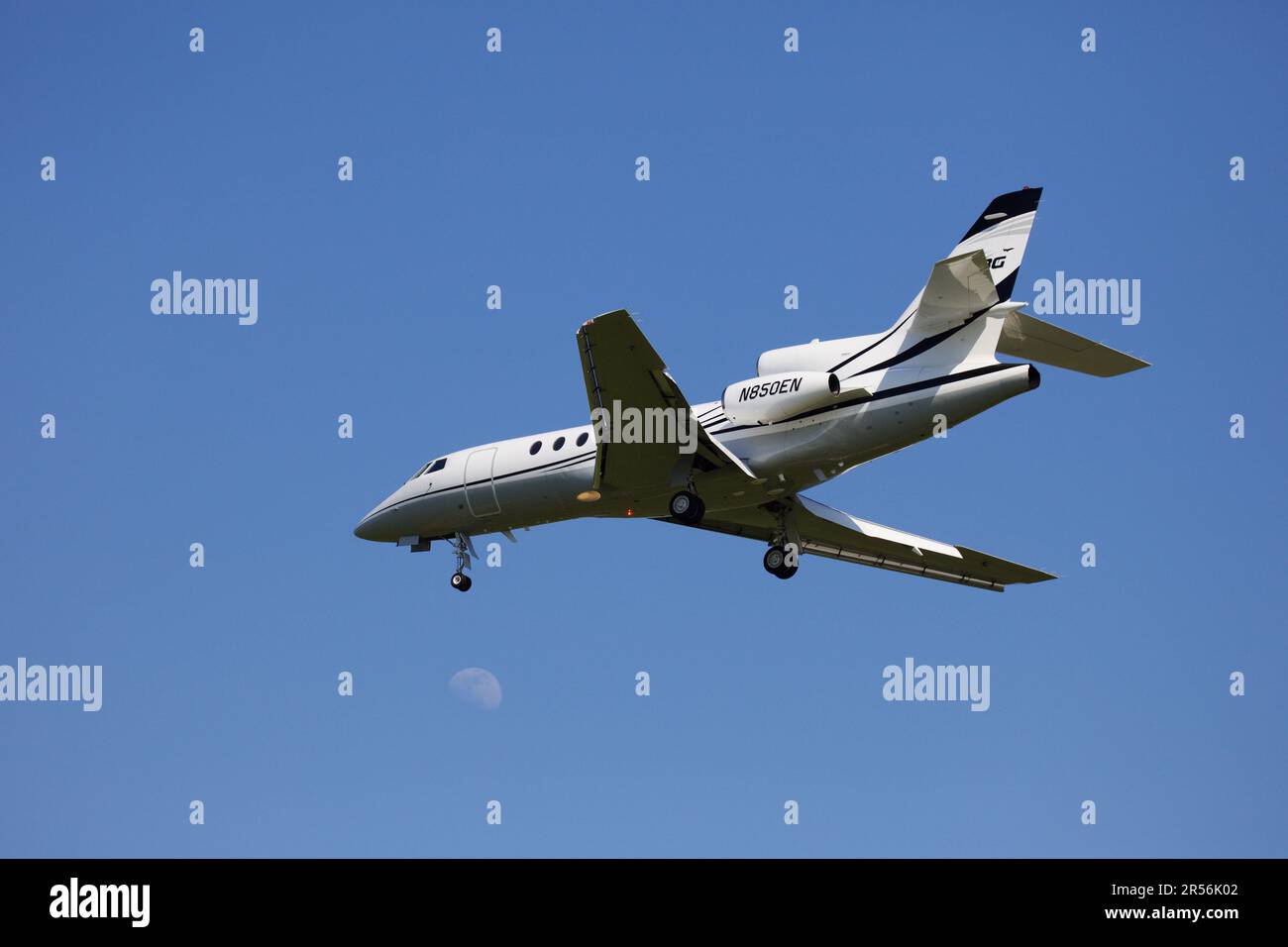 Landing at Pearson Airport, Runway 23 Stock Photo - Alamy