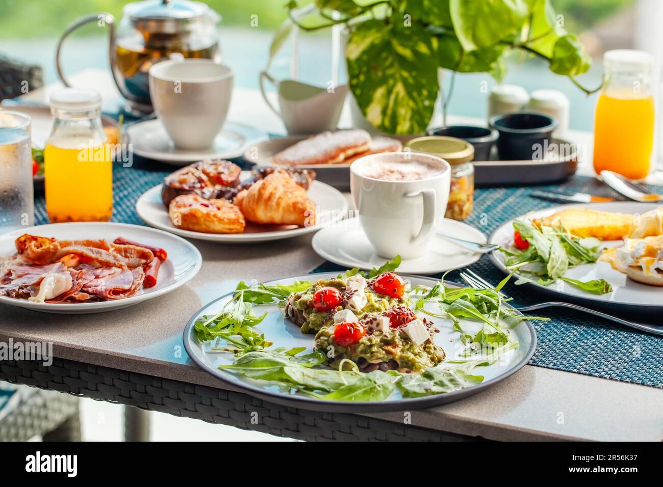 Hotel breakfast set outside hi-res stock photography and images - Alamy
