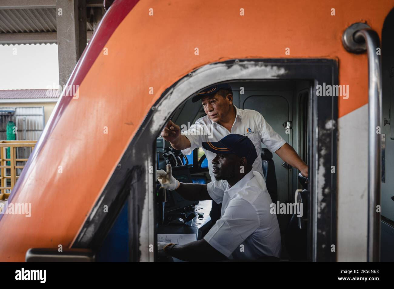 (230601) -- NAIROBI, June 1, 2023 (Xinhua) -- Chinese instructor Jiang ...