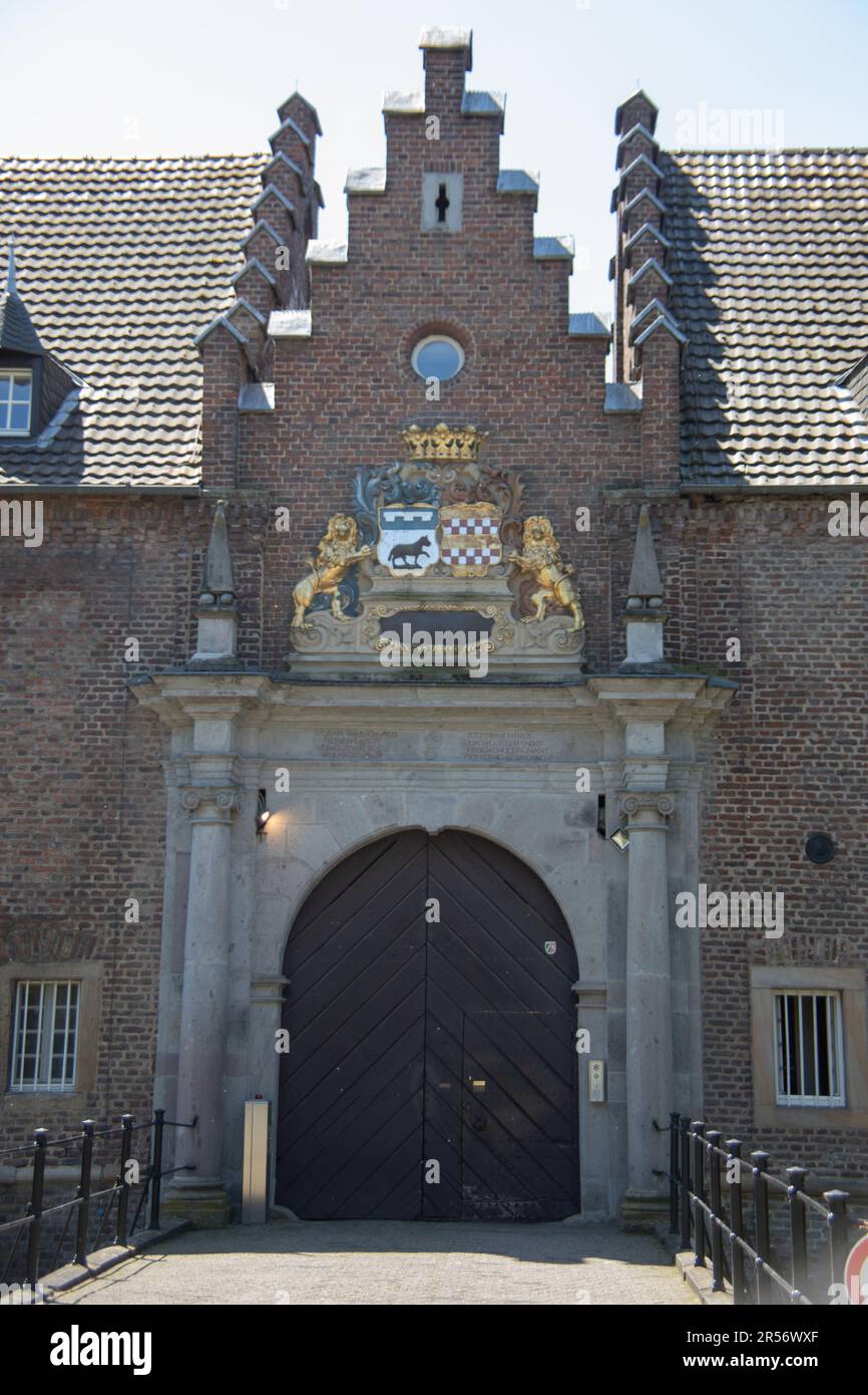 castle Gracht mit castle park Stock Photo - Alamy