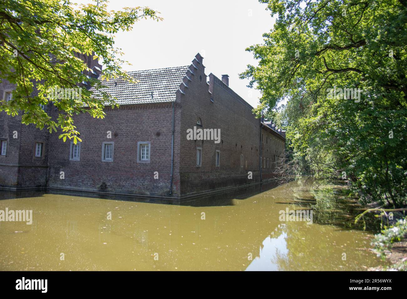 castle Gracht mit castle park Stock Photo - Alamy