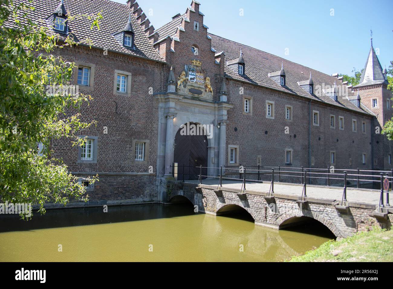 castle Gracht mit castle park Stock Photo - Alamy