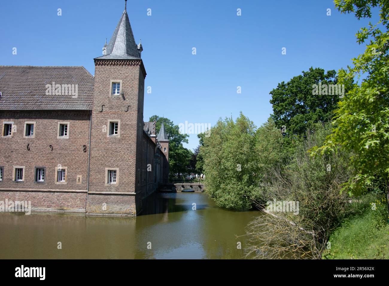 castle Gracht mit castle park Stock Photo - Alamy