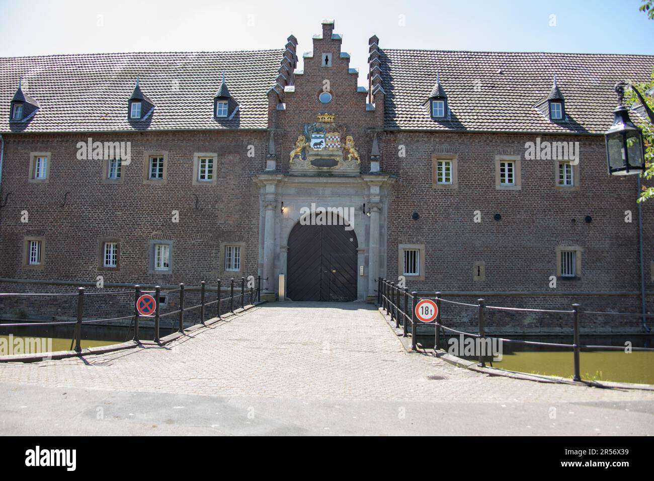 castle Gracht mit castle park Stock Photo - Alamy