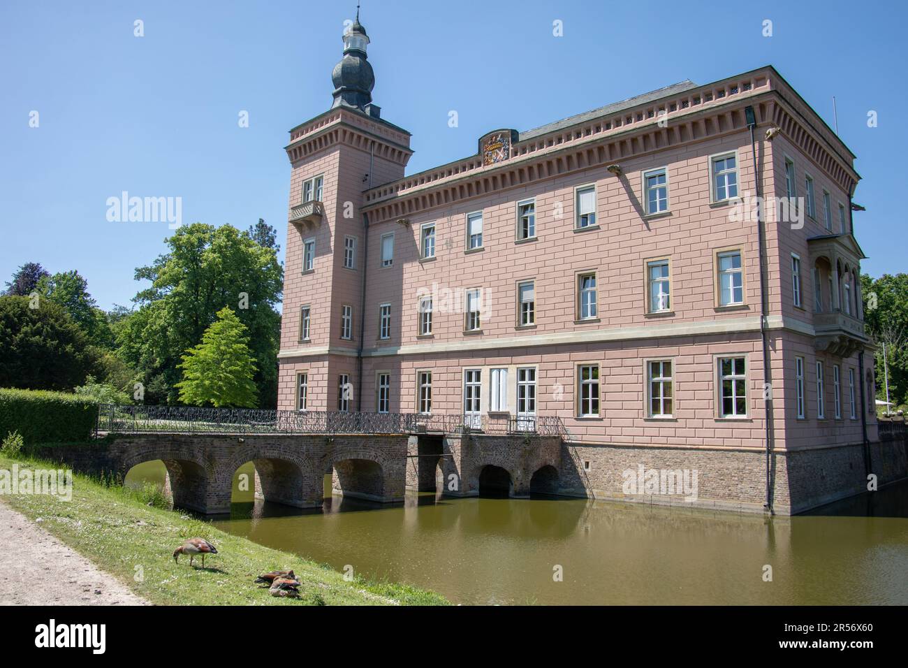 castle Gracht mit castle park Stock Photo - Alamy