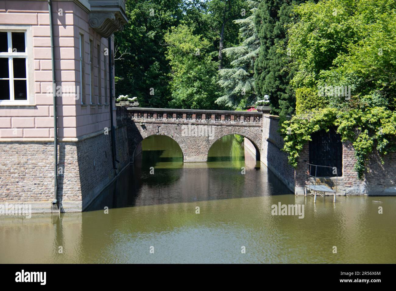 castle Gracht mit castle park Stock Photo - Alamy