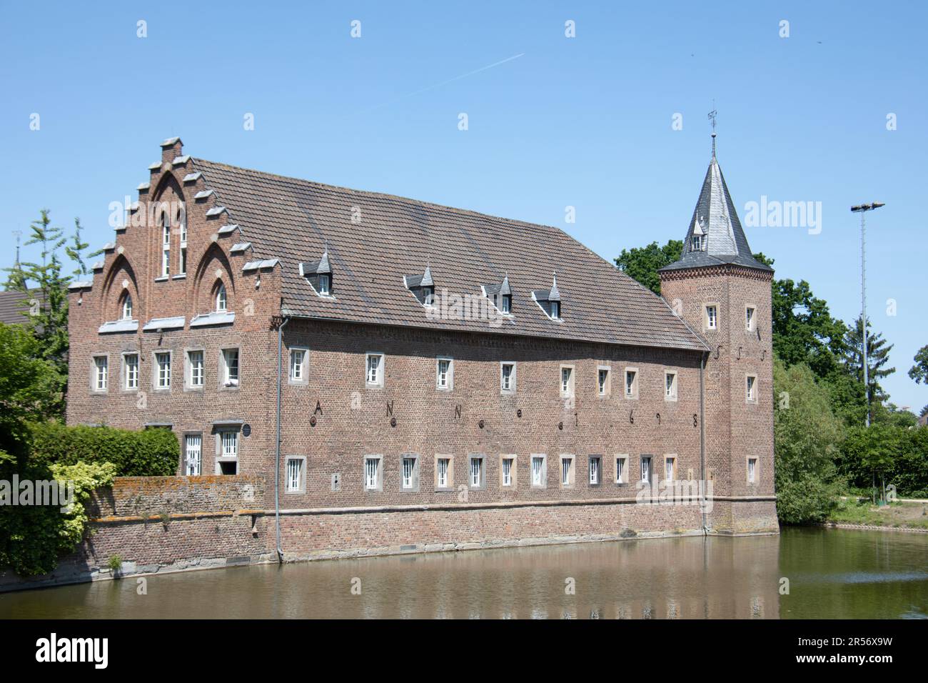 castle Gracht mit castle park Stock Photo - Alamy