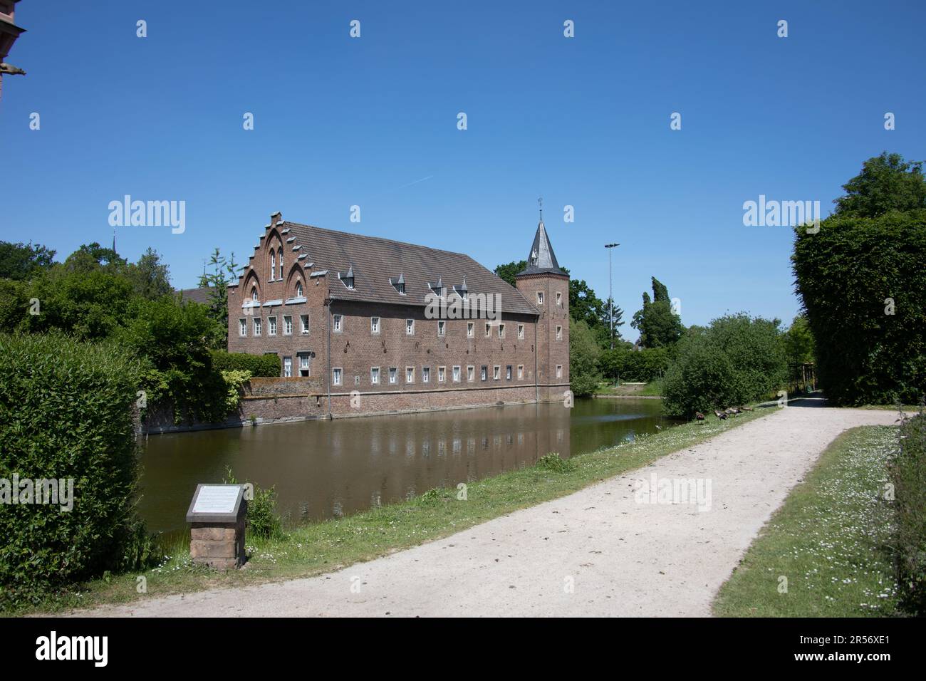 castle Gracht mit castle park Stock Photo - Alamy