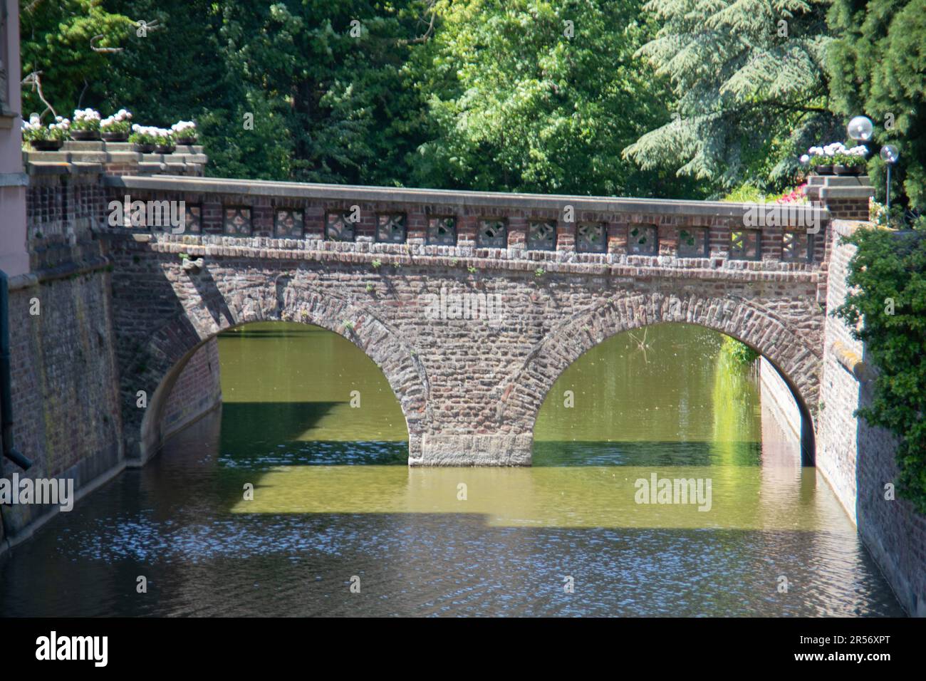 castle Gracht mit castle park Stock Photo - Alamy