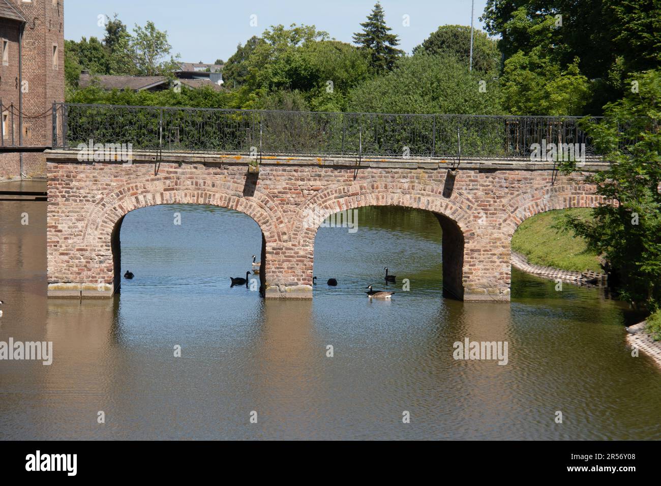 castle Gracht mit castle park Stock Photo - Alamy