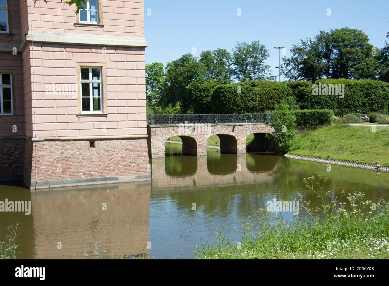 castle Gracht mit castle park Stock Photo - Alamy