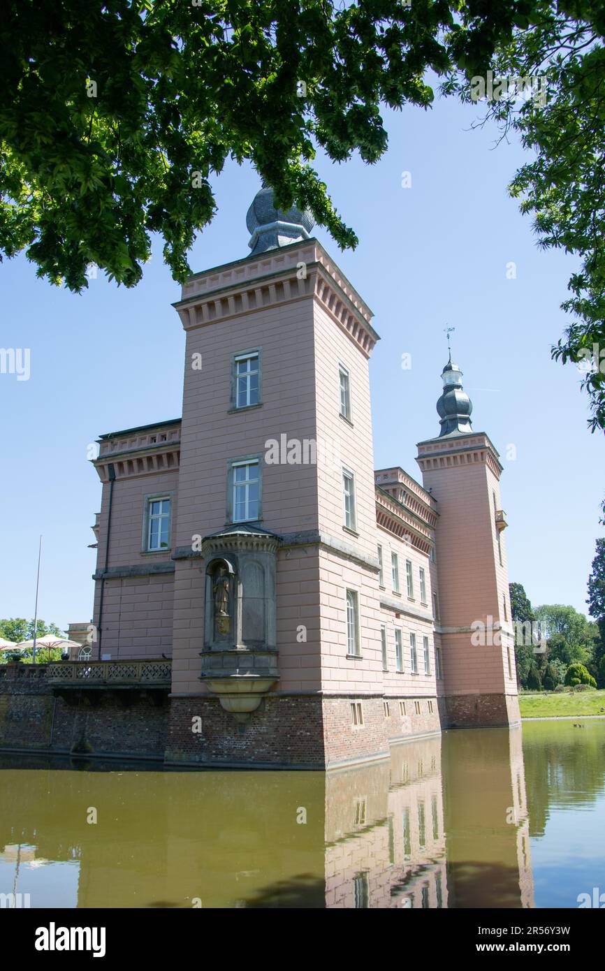 castle Gracht mit castle park Stock Photo - Alamy