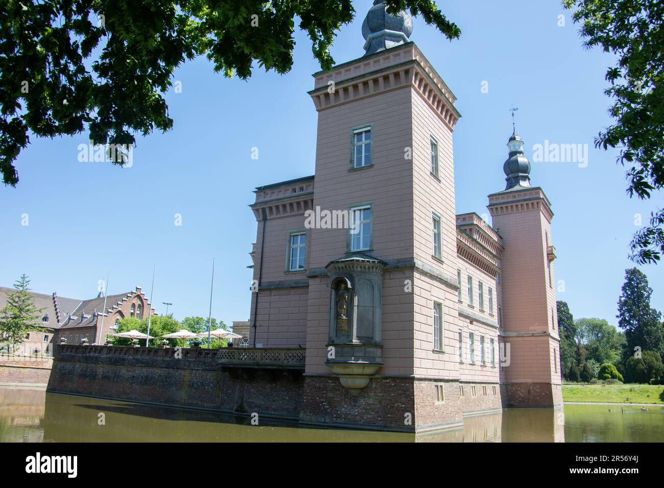 castle Gracht mit castle park Stock Photo - Alamy