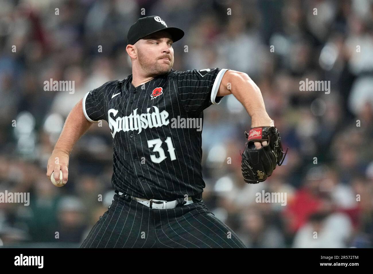 Chicago White Sox relief pitcher Liam Hendriks delivers in a baseball ...