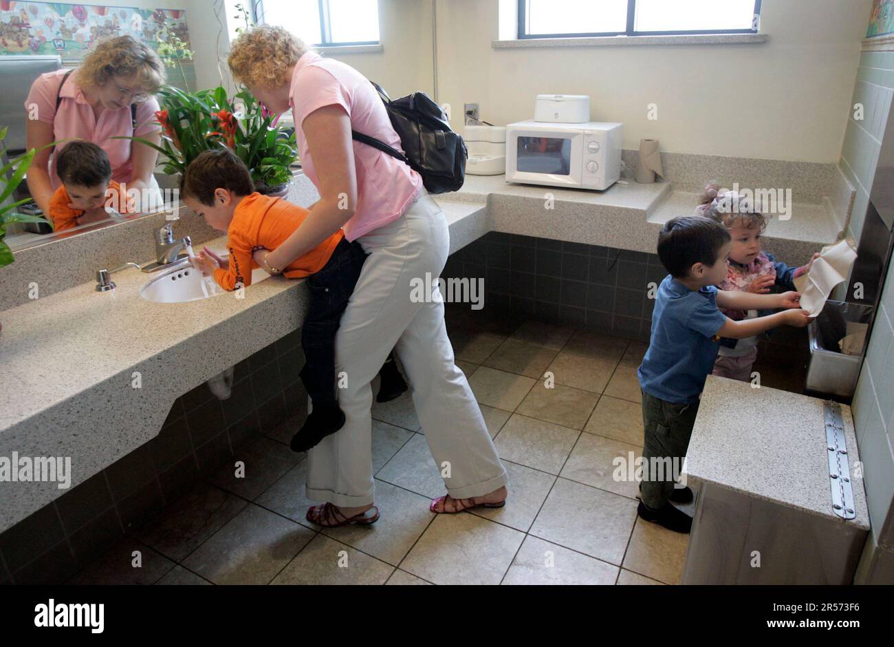 lifestyle28 097 pc.jpg Lisa Hays and her triplets Jacob, Griffin and ...