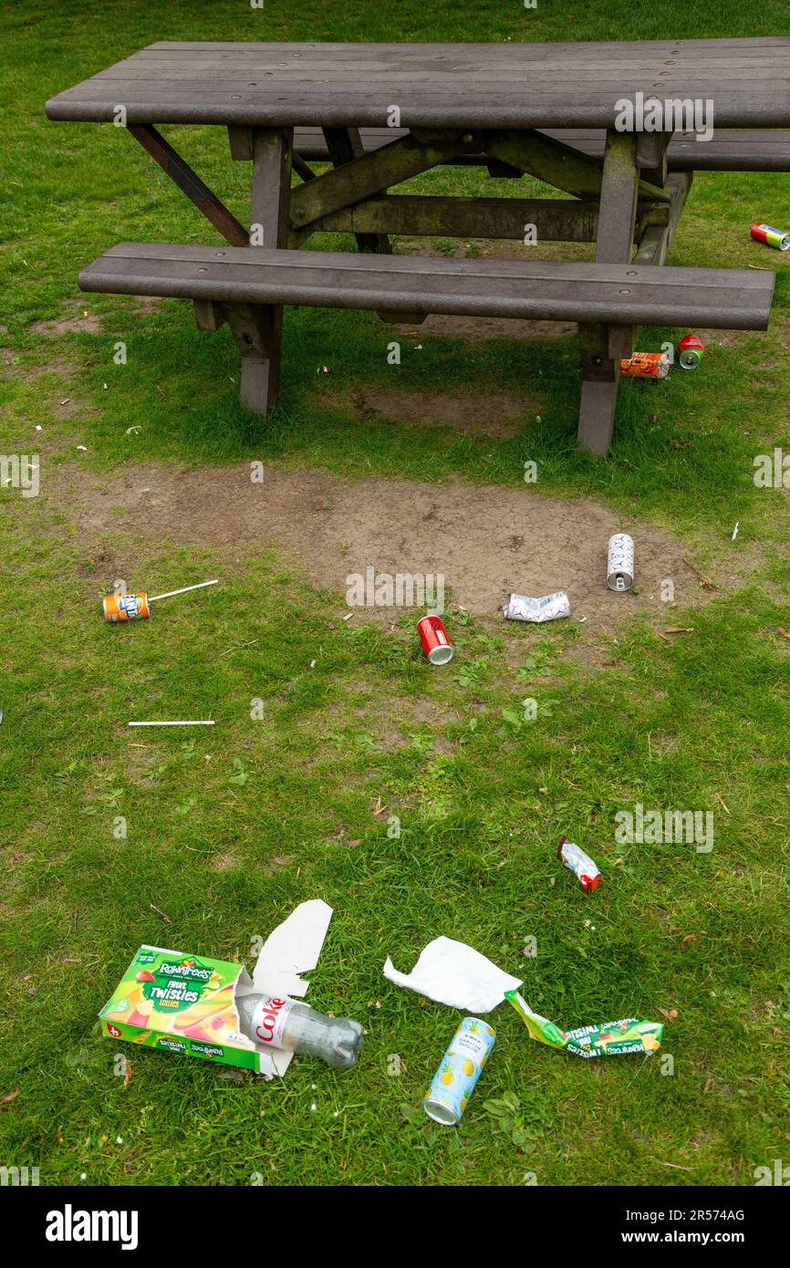 Littering in park hi-res stock photography and images - Alamy