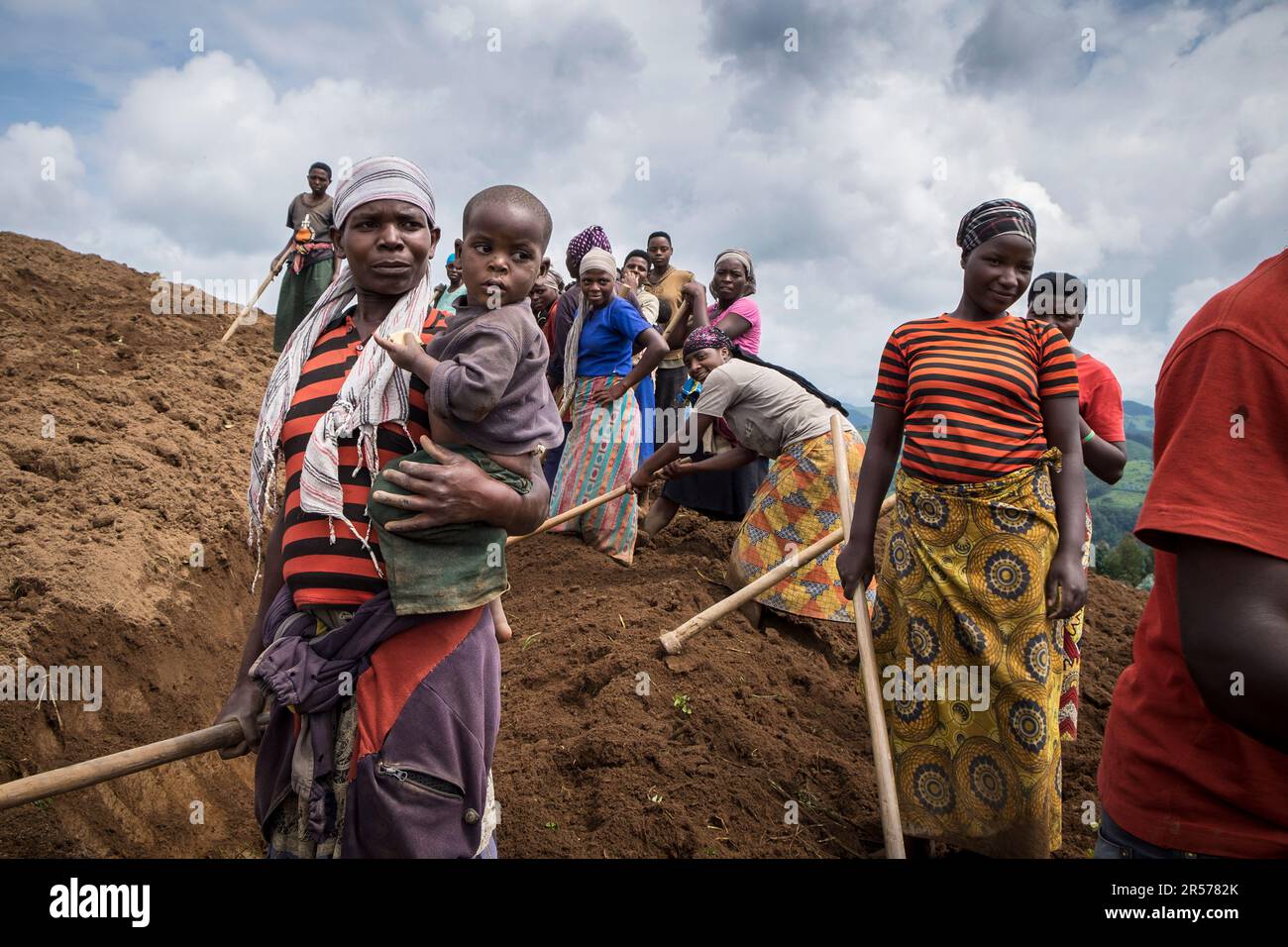 Rwanda. surrounding of Kibuye. peasants at work Stock Photo - Alamy