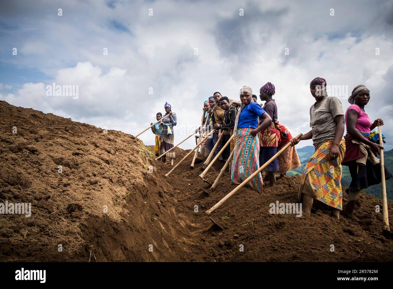 Rwanda. surrounding of Kibuye. peasants at work Stock Photo - Alamy