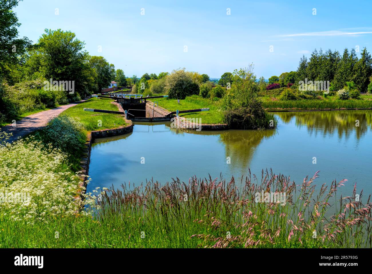 Multiple canal boats hi-res stock photography and images - Alamy