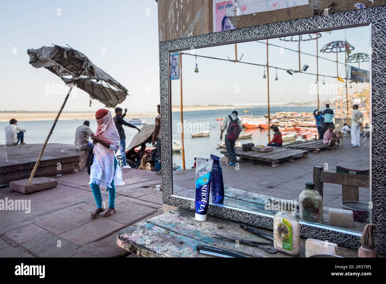 Daily life in ghats ganges hi-res stock photography and images - Alamy