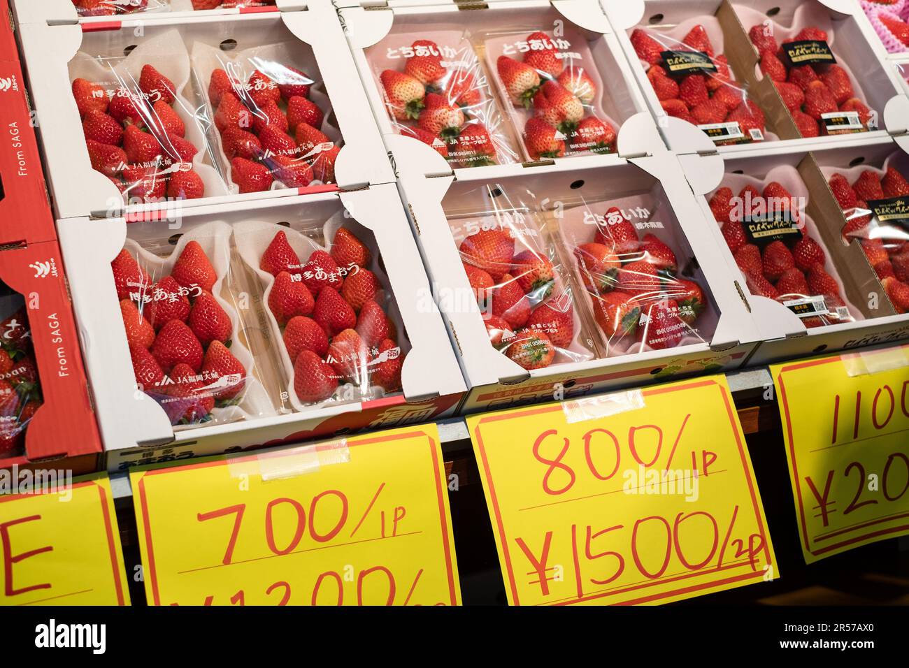 Strawberries for sale in a market in Tokyo, Japan Stock Photo - Alamy