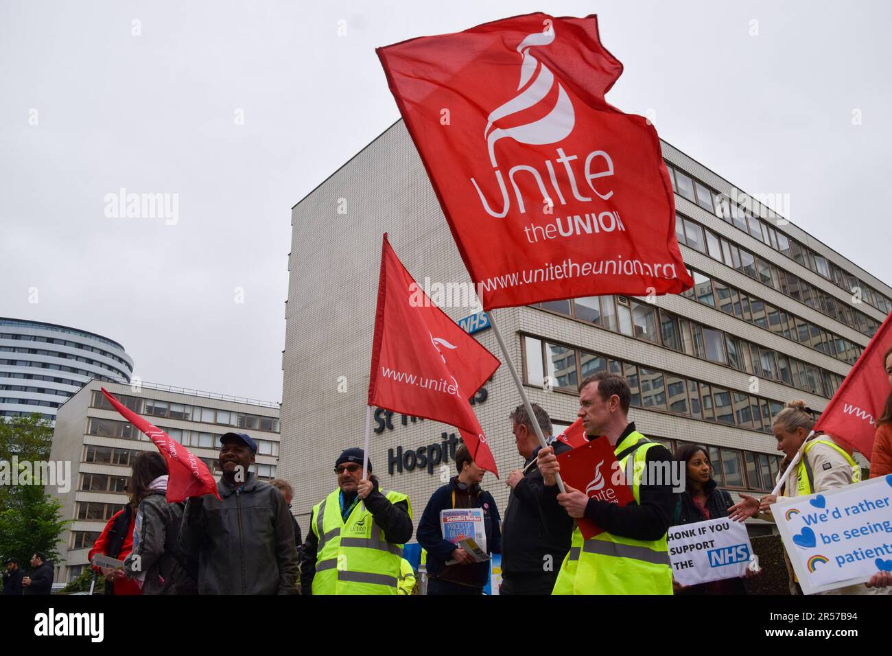 London, UK. 1st June 2023. Unite picket outside St Thomas' Hospital as ...