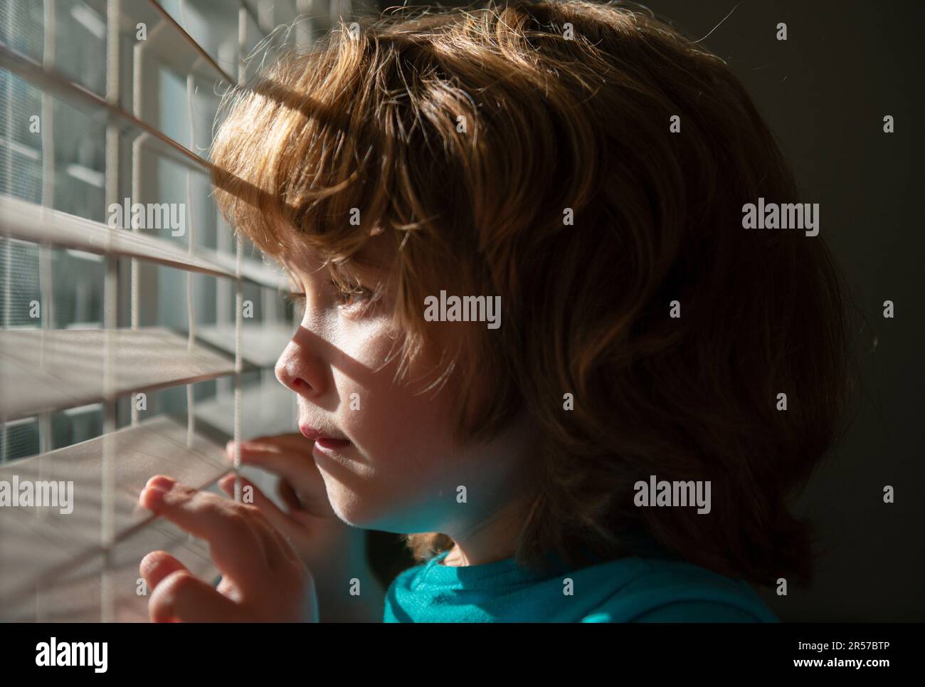 Child peek through window hi-res stock photography and images - Alamy