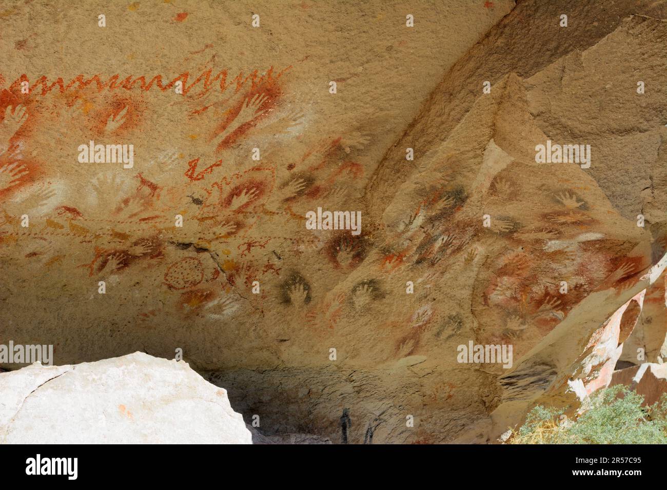 Cave paintings in cueva de las manos hi-res stock photography and ...